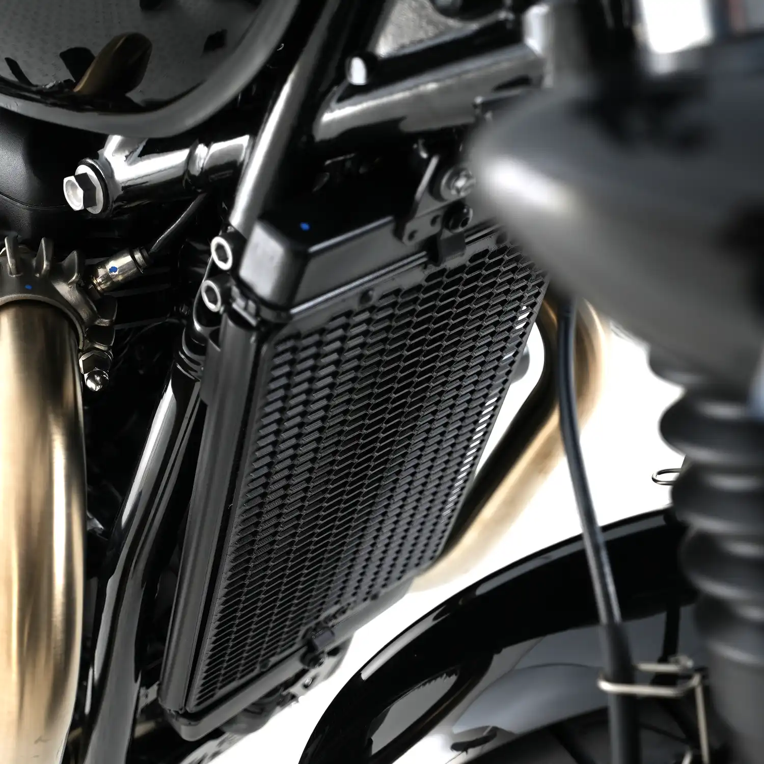 PRO Radiator Guard for Triumph Bonneville Bobber '17-, Black '18-'20 ...